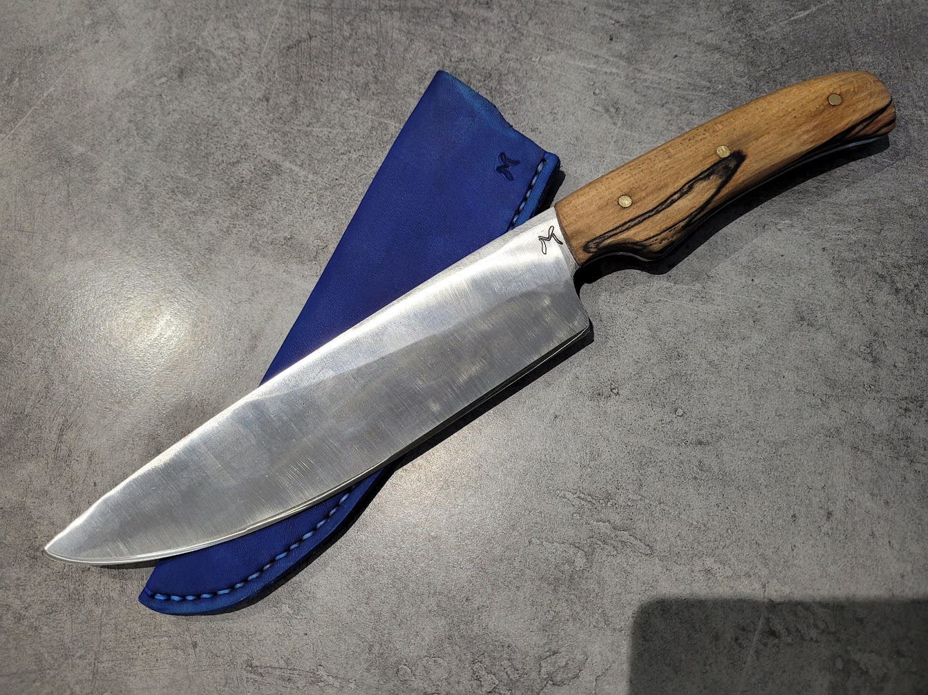 Couteau style chef en acier homogène - MarcV Forge